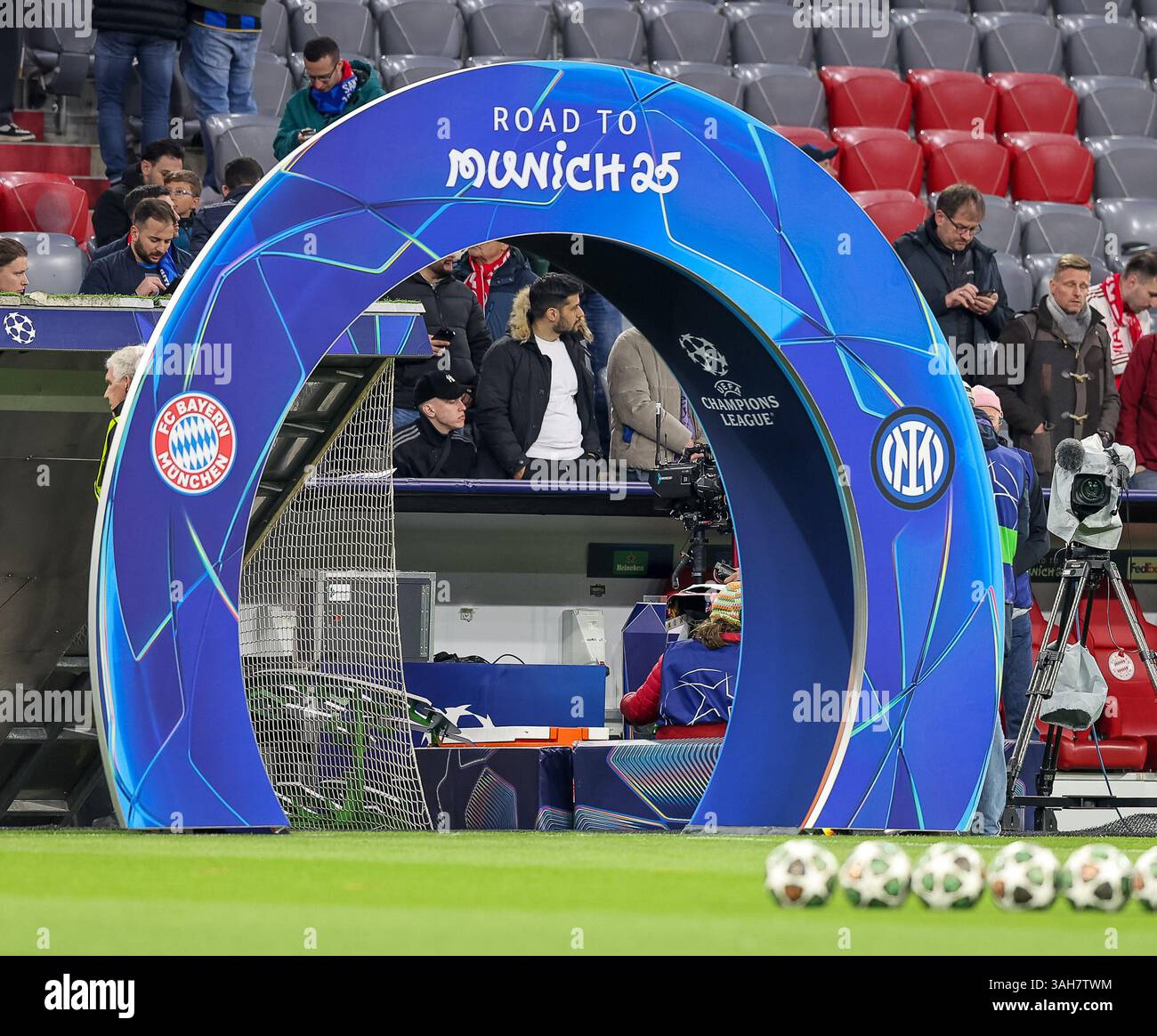 Muenchen, Deutschland. 08th Apr, 2025. UEFA Champions League Bogen mit den Logos der beiden ...