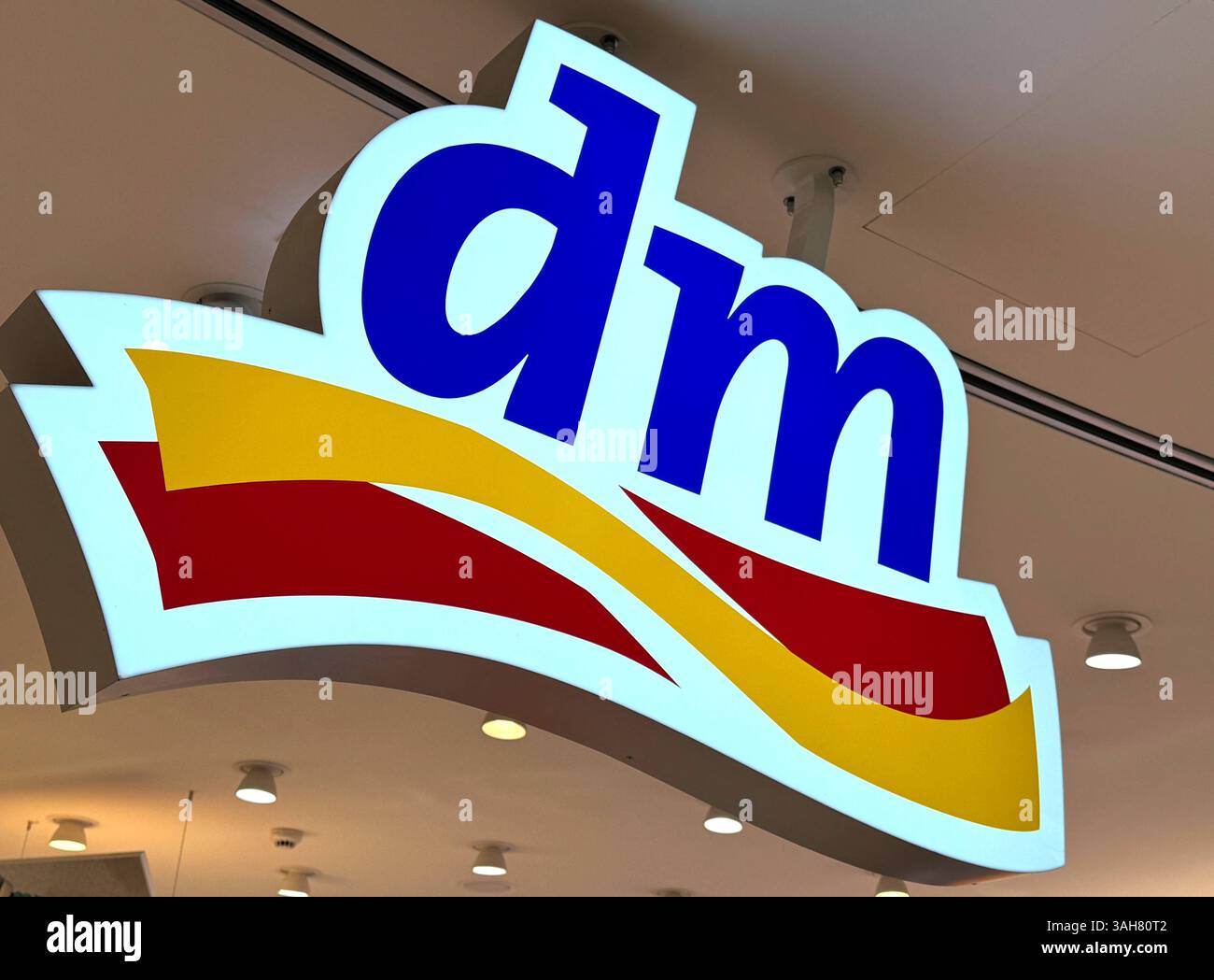 Außenwerbung Logo dm Drogerie *** Outdoor advertising logo dm drugstore ...