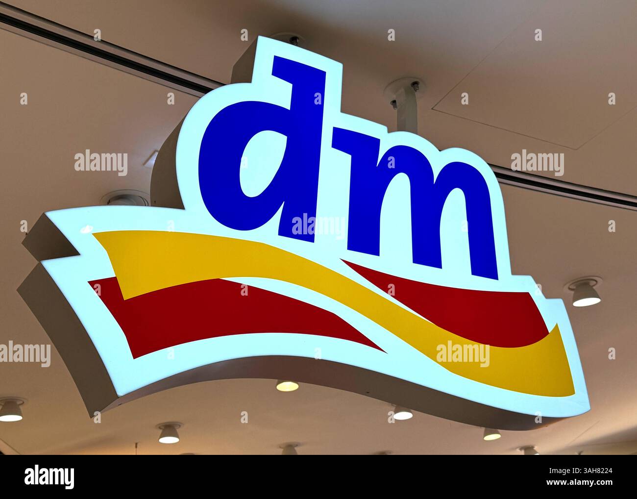 Außenwerbung Logo dm Drogerie *** Outdoor advertising logo dm drugstore ...