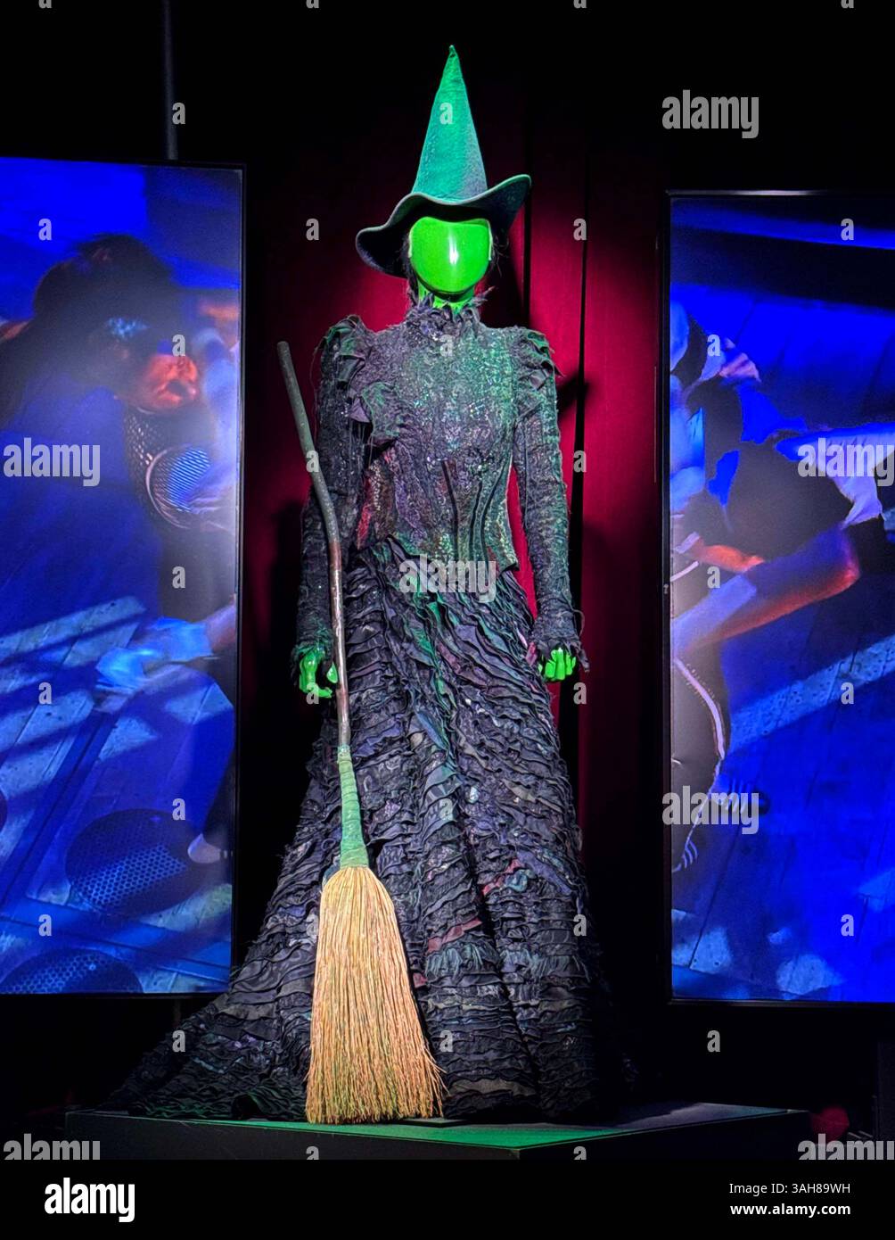 Elphaba hi-res stock photography and images - Alamy