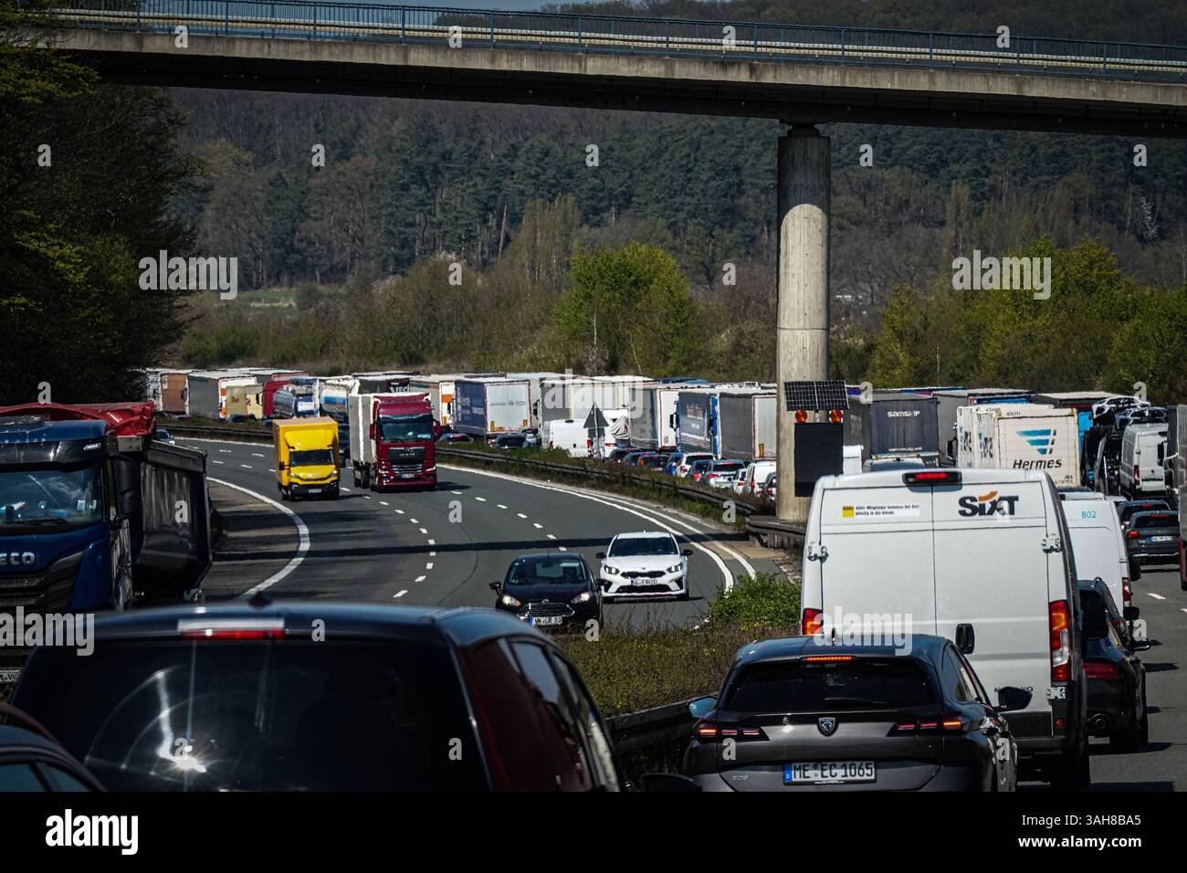 Deutschland, Europa, Autobahn A3, Stau, Lkw-Verkehr, Hermes, Sixt ...