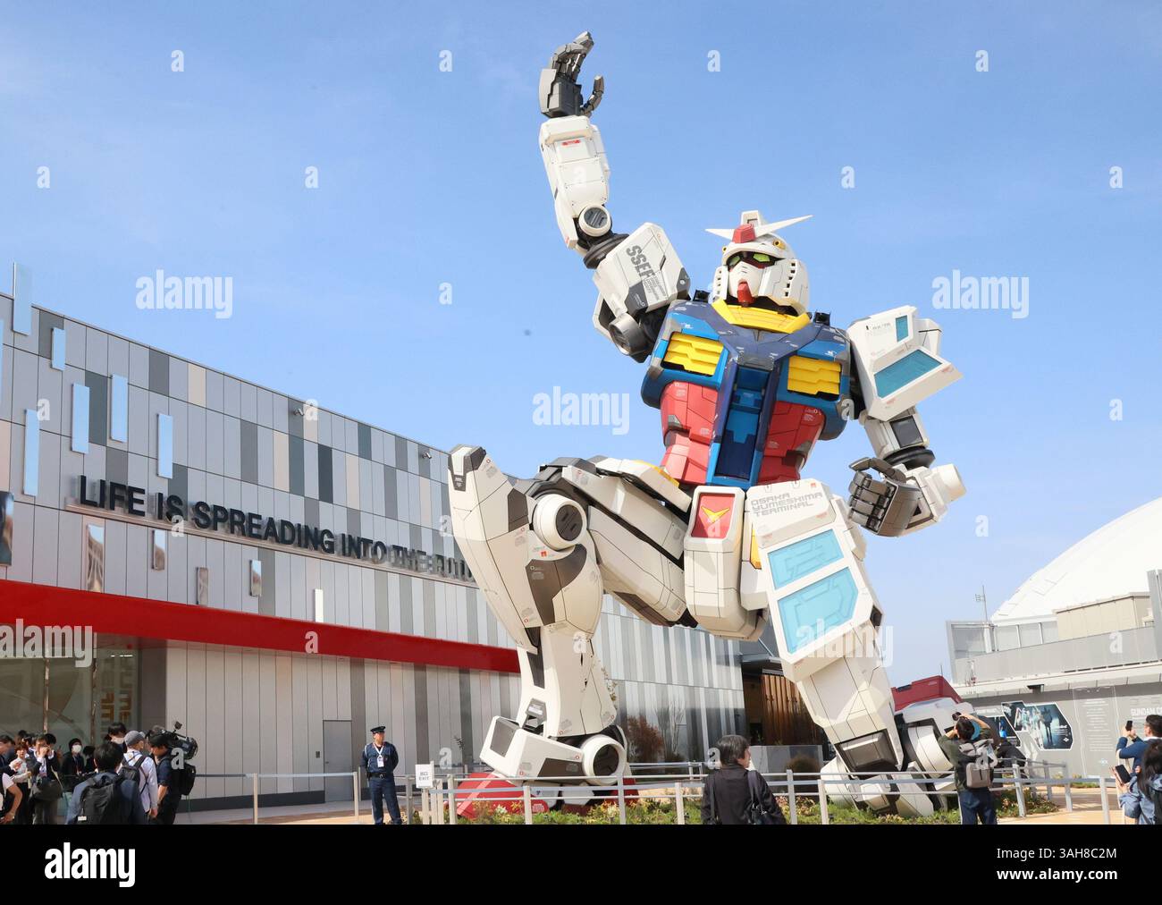 Osaka, Japan. 9th Apr, 2025. A 17-meter tall Gundam robot statue is ...