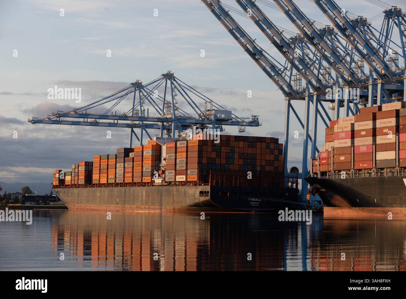 Tacoma, Washington, USA. 9th April, 2025. The sun rises over a ...