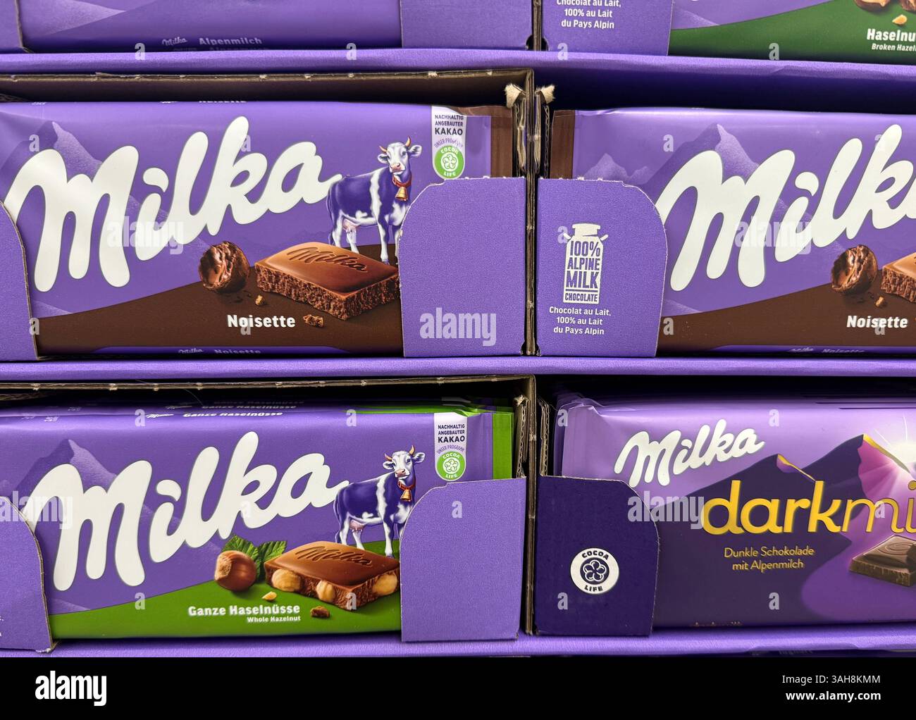 Milka Schokolade in der Verkaufssauslage *** Milka chocolate in the ...