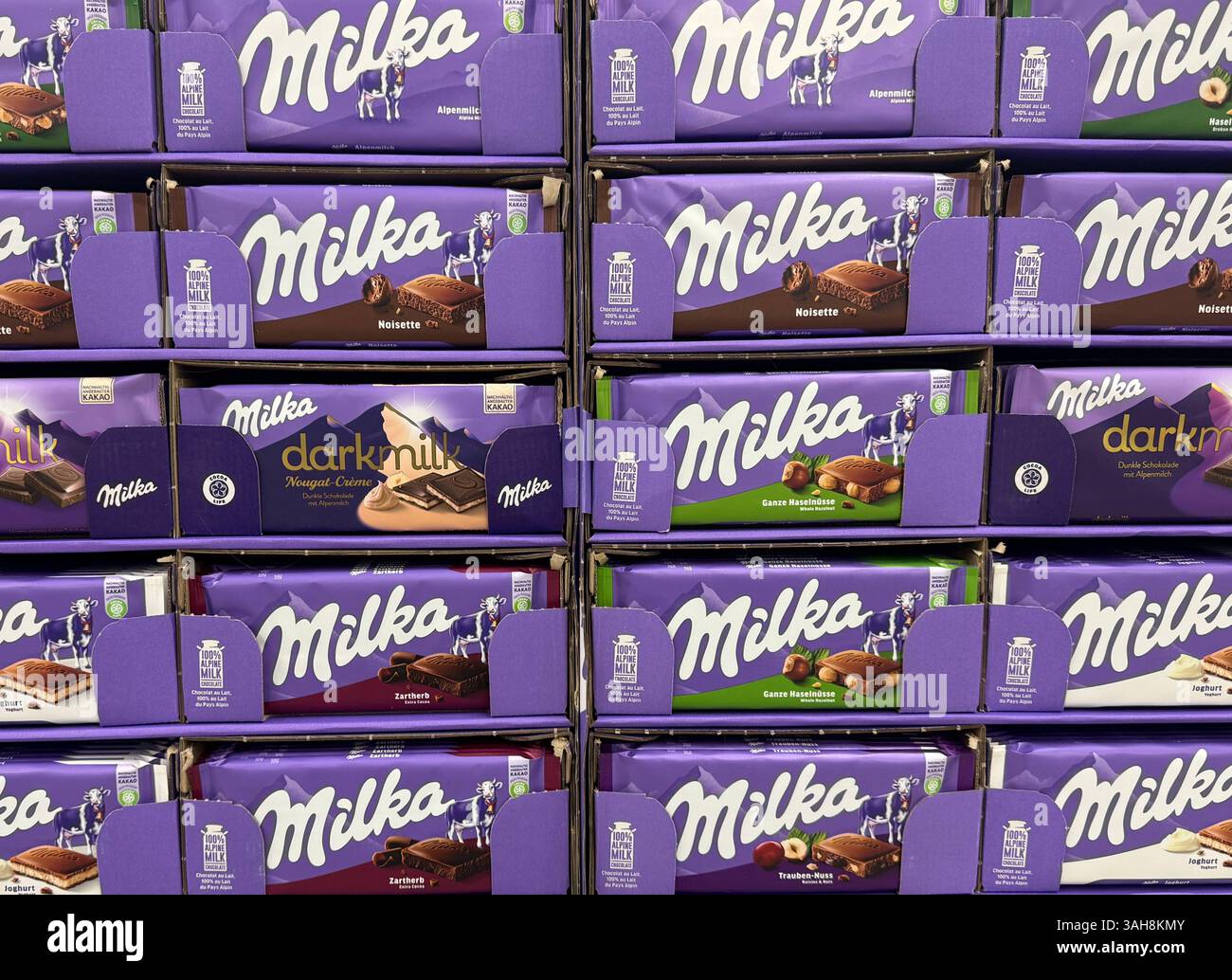 Milka Schokolade in der Verkaufssauslage *** Milka chocolate in the ...