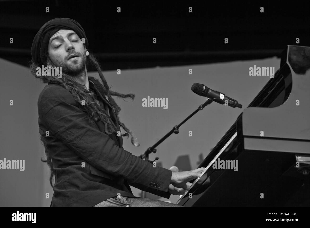 Musical director IDAN RAICHEL from Israel plays piano for INDIA ARIE on ...