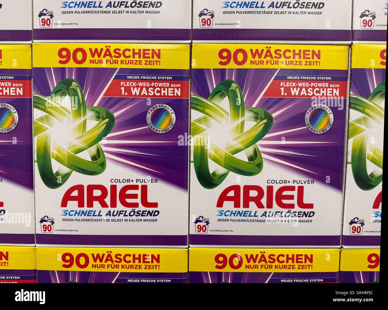 ARIEL Waschmittel in der Verkaufssauslage *** ARIEL detergents in the ...