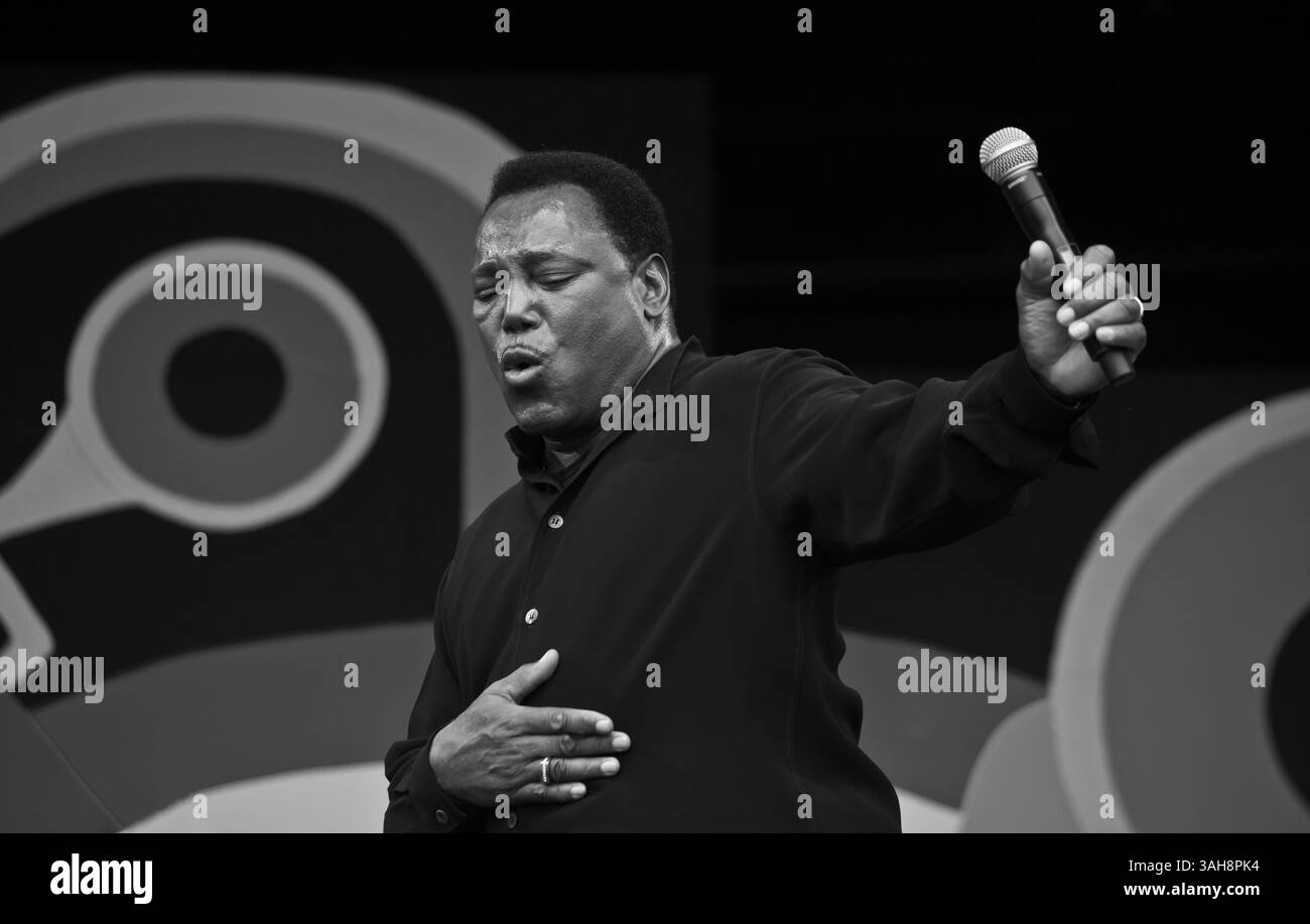 GEORGE BENSON preforms on Jimmy Lyons Stage at the Monterey Jazz ...