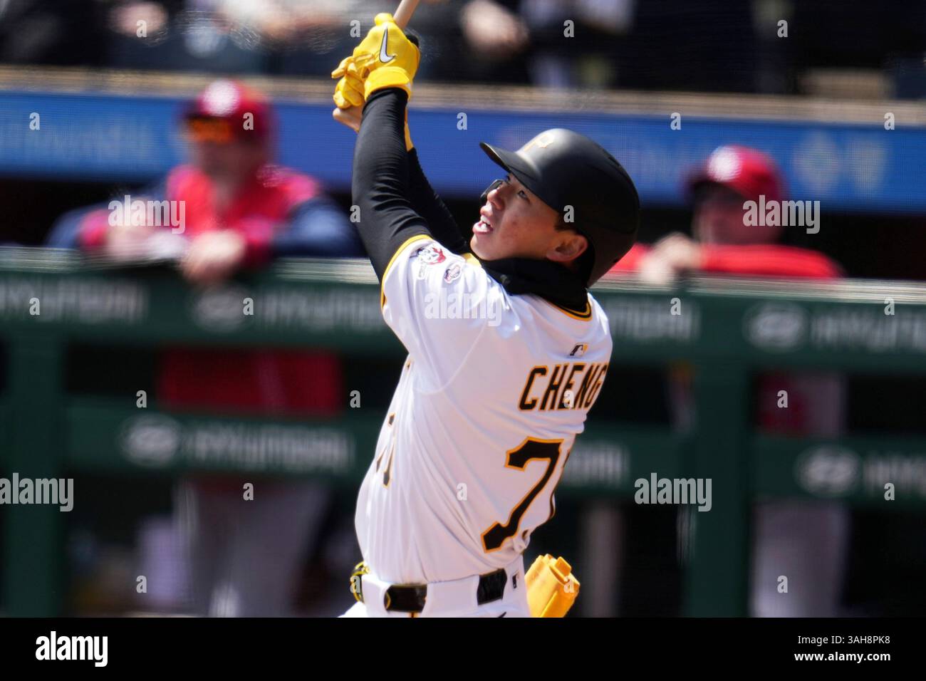 Pittsburgh Pirates' Tsung-Che Cheng flies out to left field, in his ...