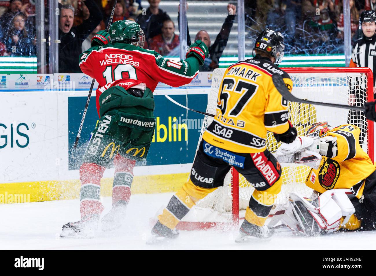 250409 Frölundas Max Westergård jublar efter 3-1 bakom Luleås målvakt Joel Lassinantti under ...