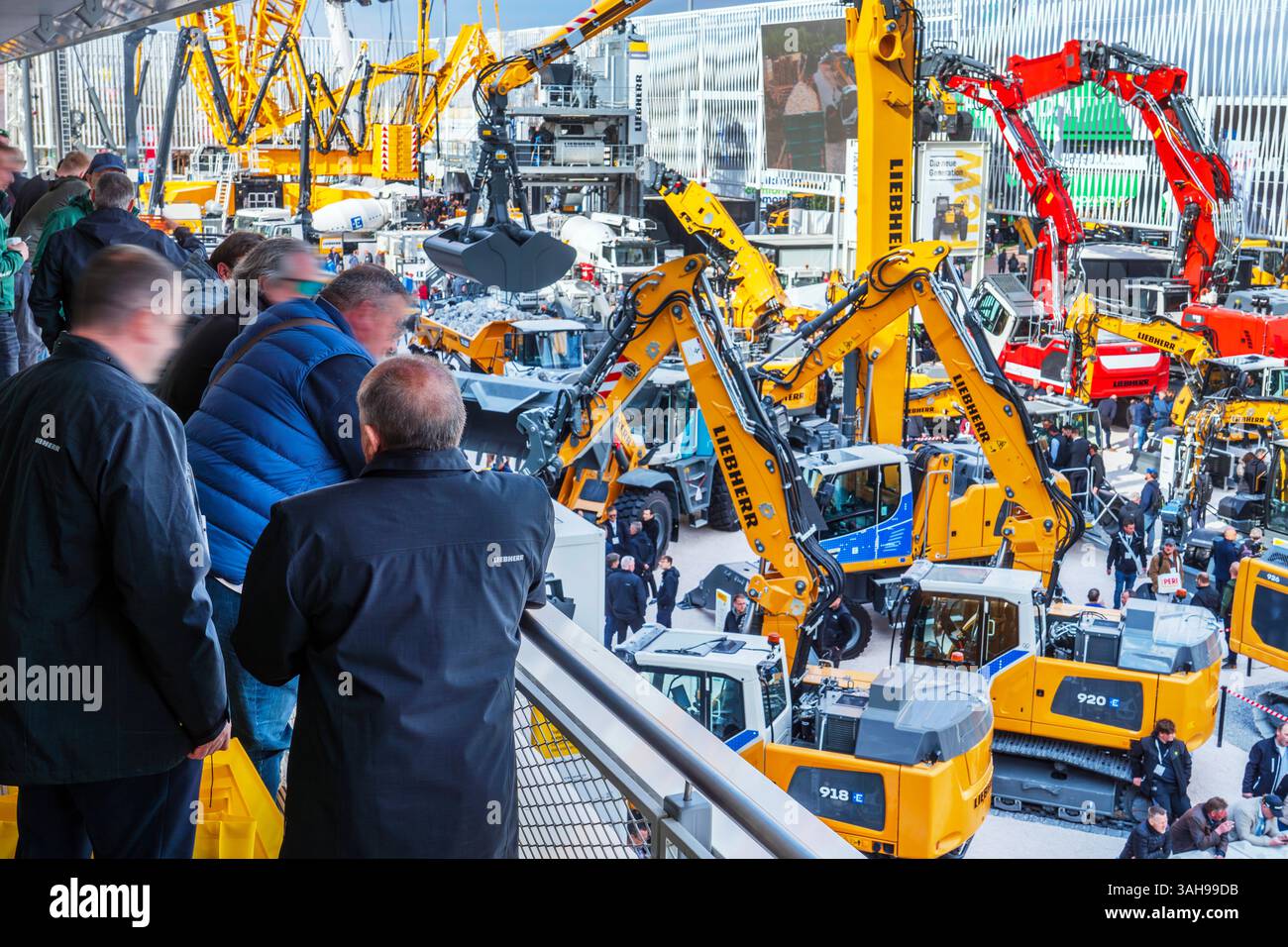 Bauma 2025, die weltweit größte Baumaschinenmesse, Messebesucher am ...