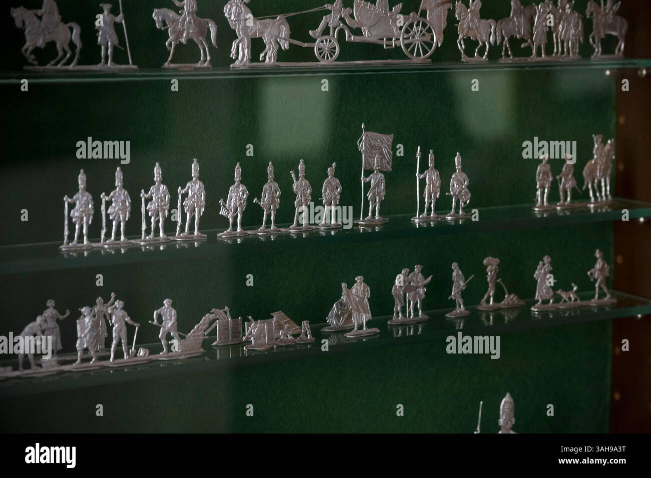 Kulmbach, Germany. 28th Nov, 2024. Unpainted pewter soldiers stand in a ...