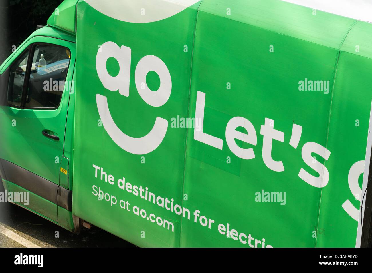 Ao world delivery hi-res stock photography and images - Alamy