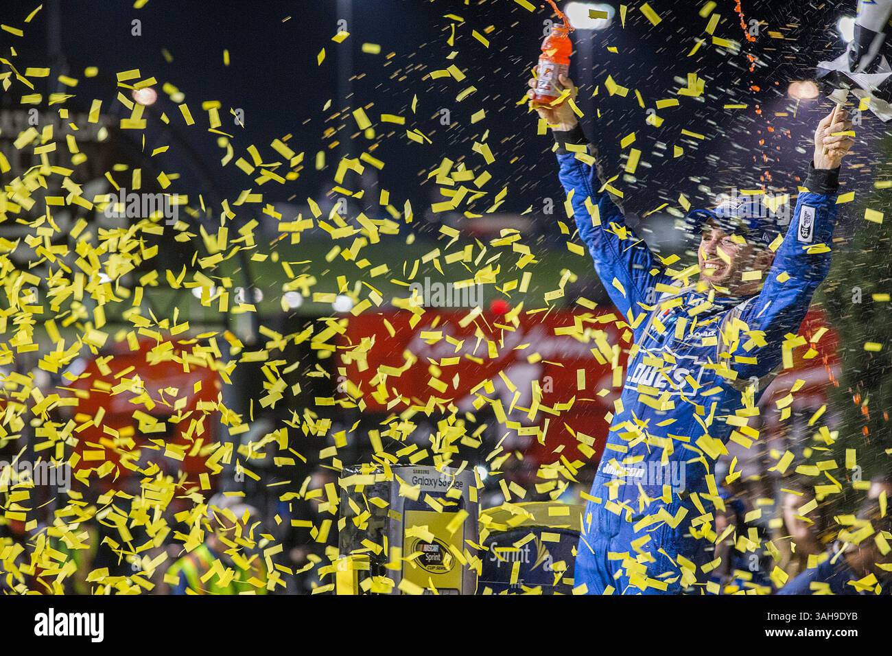 May 09, 2015 - Kansas City, KS, U.S. - JIMMIE JOHNSON (48) wins the ...