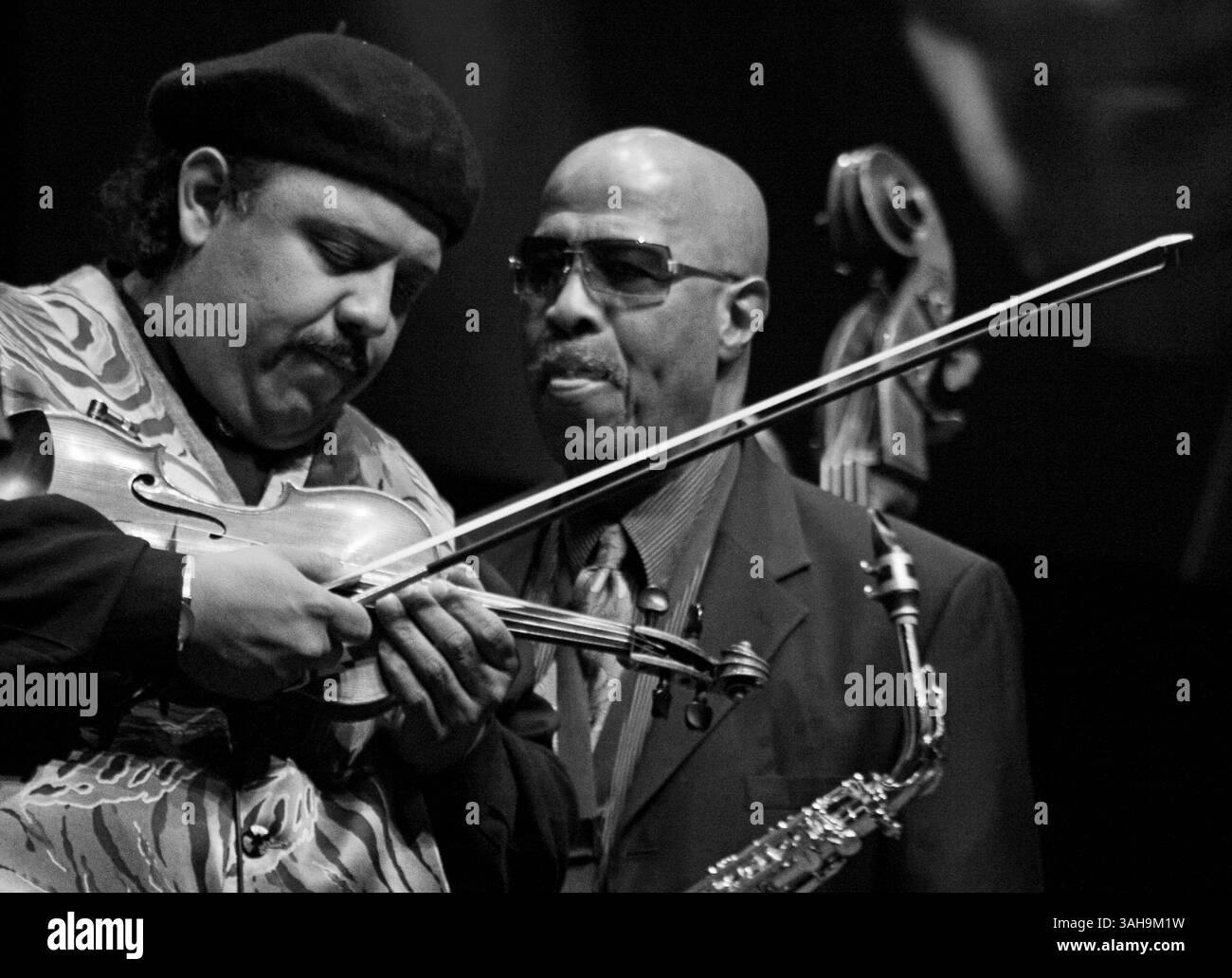 Carlos Reyes plays violin with the 40th Anniversary Quintet at the ...