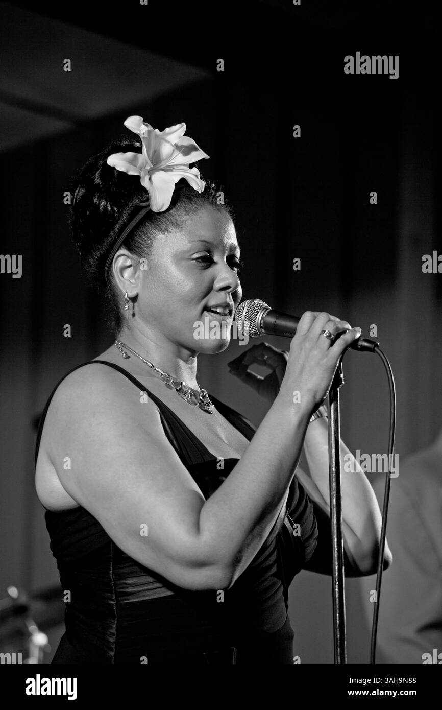 KIM NALLY sings on the Garden Stage - 2010 MONTEREY JAZZ FESTIVAL, CALIFORNIA Stock Photo - Alamy
