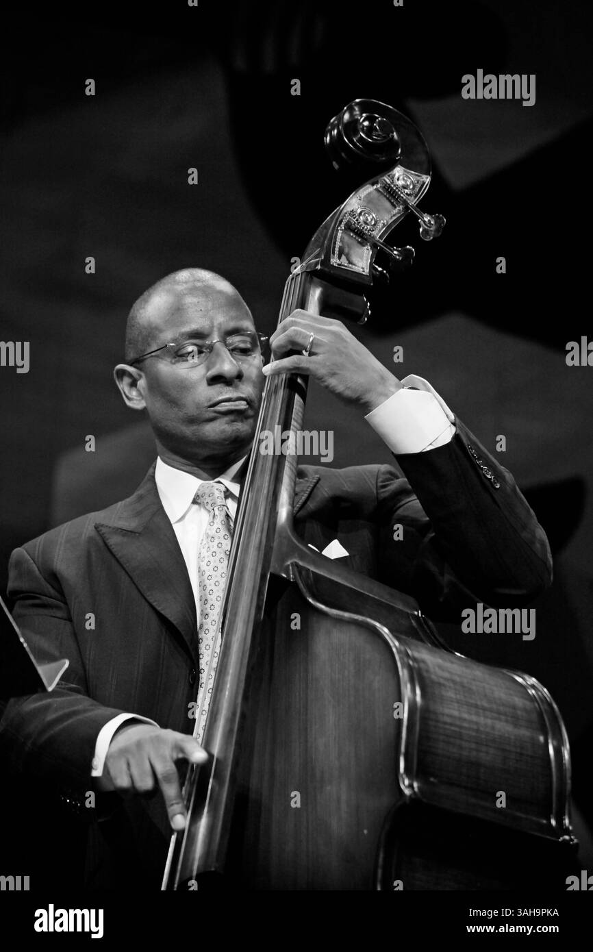 KENNY DAVIS plays base for GERI ALLEN and TIMELINE perform on the Jimmy ...