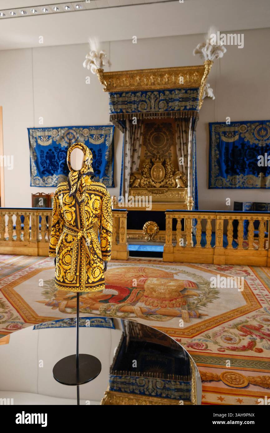 Versace paris haute couture hi-res stock photography and images - Alamy