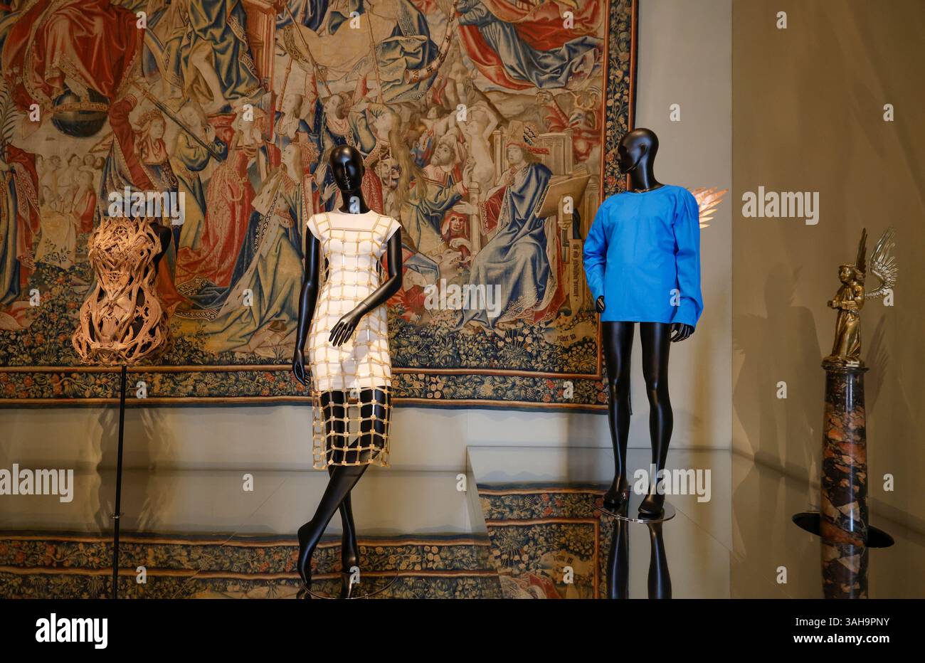 LOUVRE COUTURE ART AND FASHION EXHIBITION PARIS Stock Photo - Alamy