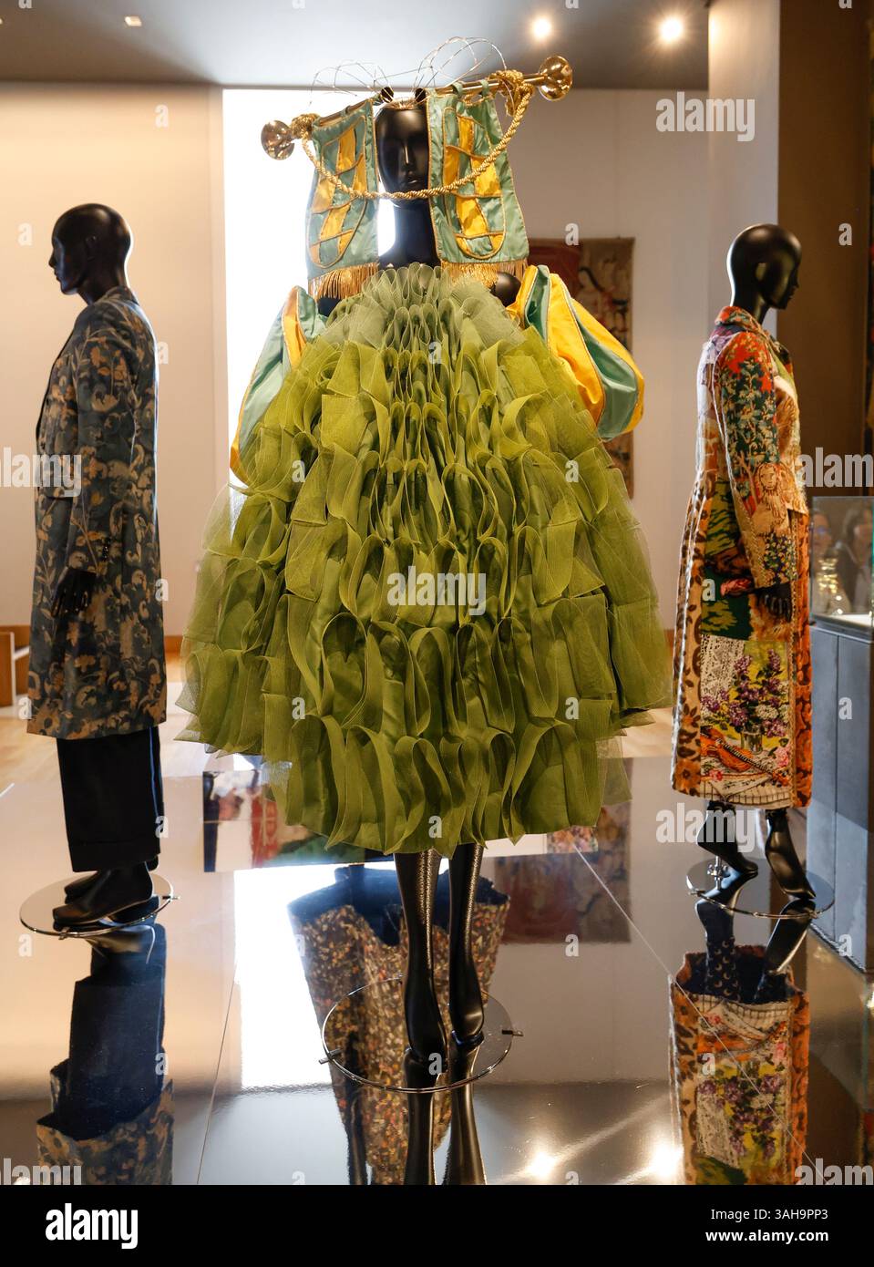 LOUVRE COUTURE ART AND FASHION EXHIBITION PARIS Stock Photo - Alamy