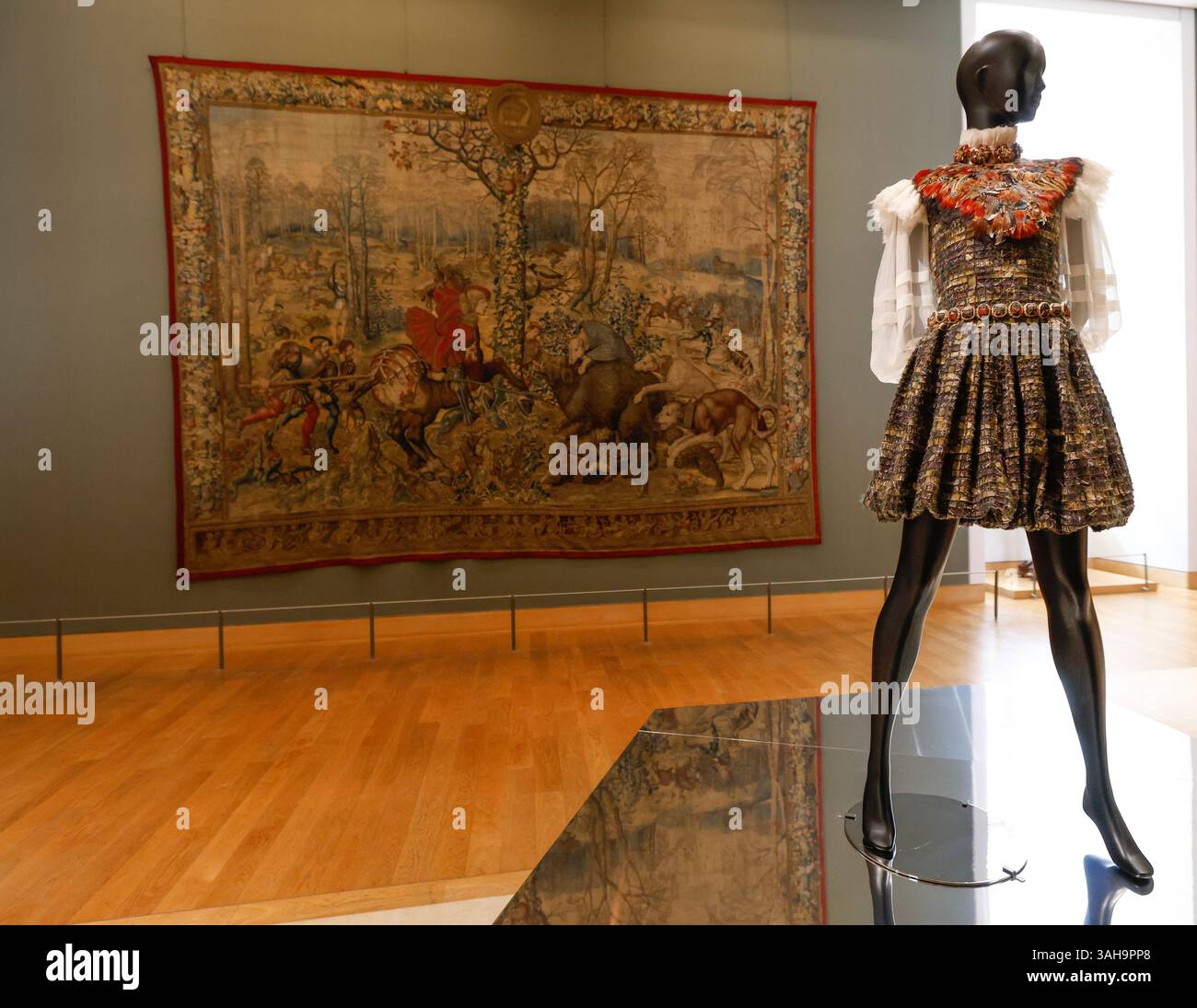 LOUVRE COUTURE ART AND FASHION EXHIBITION PARIS Stock Photo - Alamy