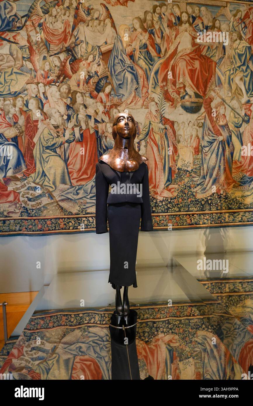 LOUVRE COUTURE ART AND FASHION EXHIBITION PARIS Stock Photo - Alamy