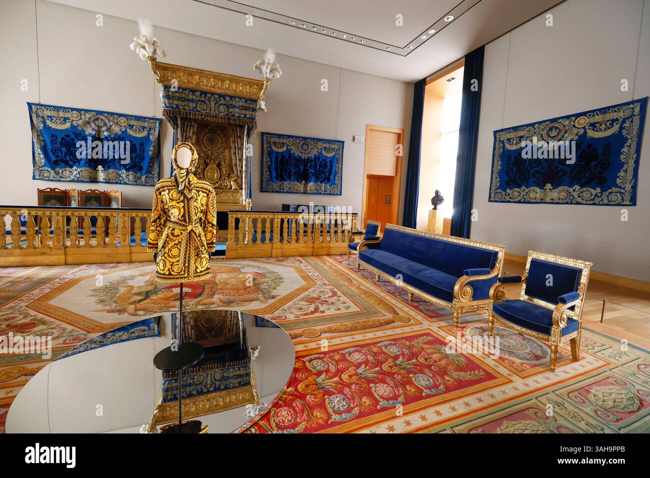 Versace paris haute couture hi-res stock photography and images - Alamy