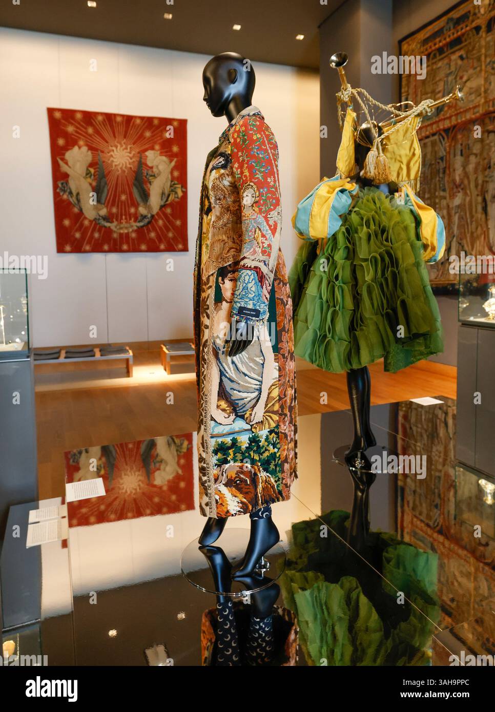 LOUVRE COUTURE ART AND FASHION EXHIBITION PARIS Stock Photo - Alamy