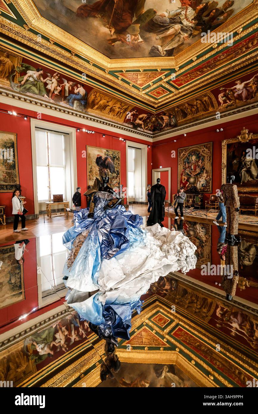 LOUVRE COUTURE ART AND FASHION EXHIBITION PARIS Stock Photo - Alamy