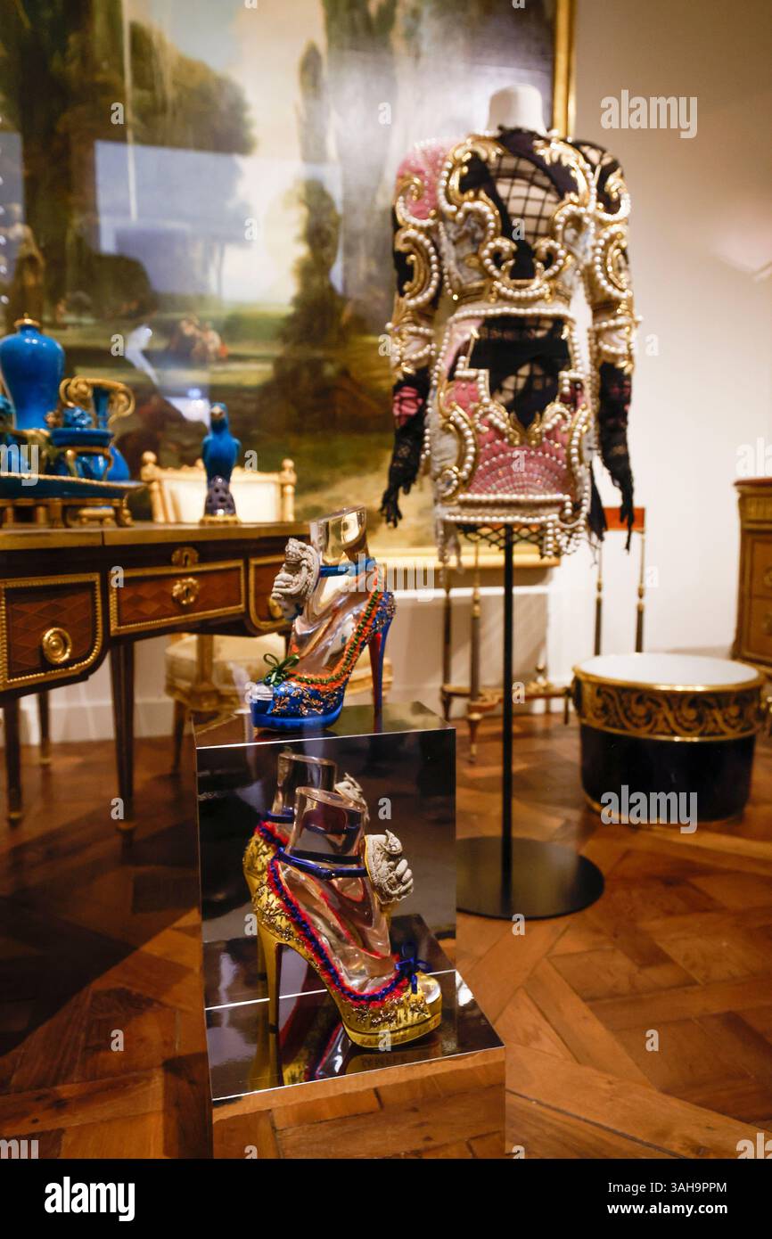 LOUVRE COUTURE ART AND FASHION EXHIBITION PARIS Stock Photo - Alamy