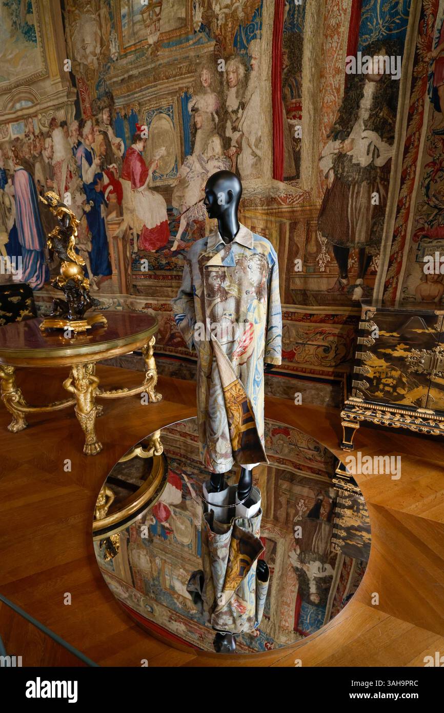 LOUVRE COUTURE ART AND FASHION EXHIBITION PARIS Stock Photo - Alamy