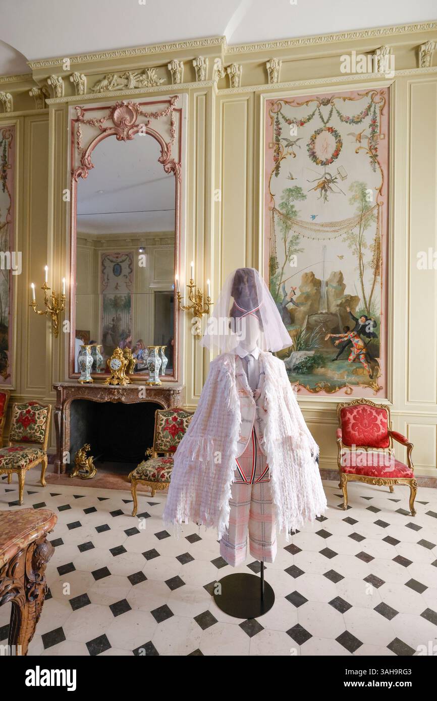 LOUVRE COUTURE ART AND FASHION EXHIBITION PARIS Stock Photo - Alamy