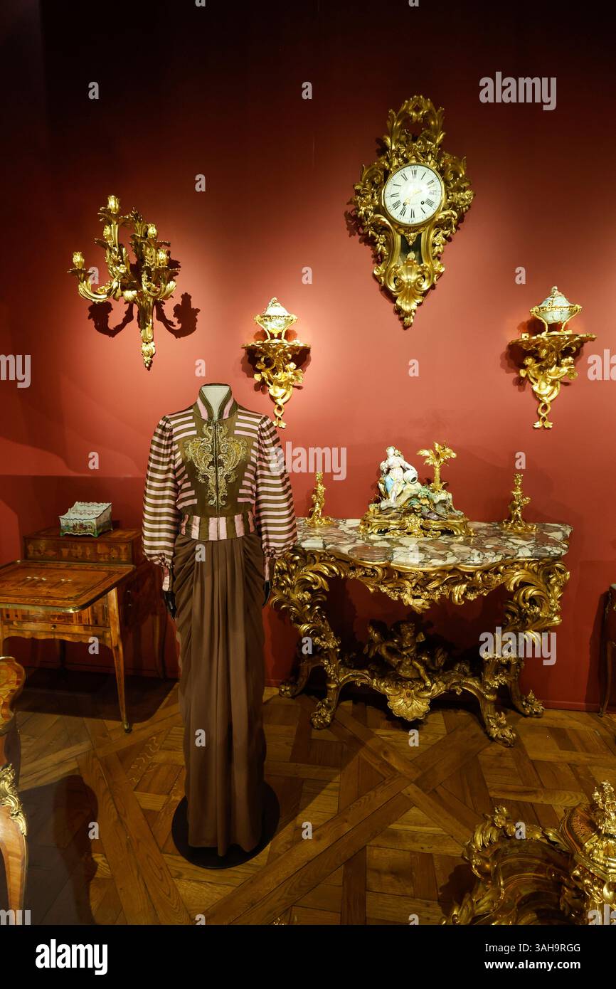 LOUVRE COUTURE ART AND FASHION EXHIBITION PARIS Stock Photo - Alamy
