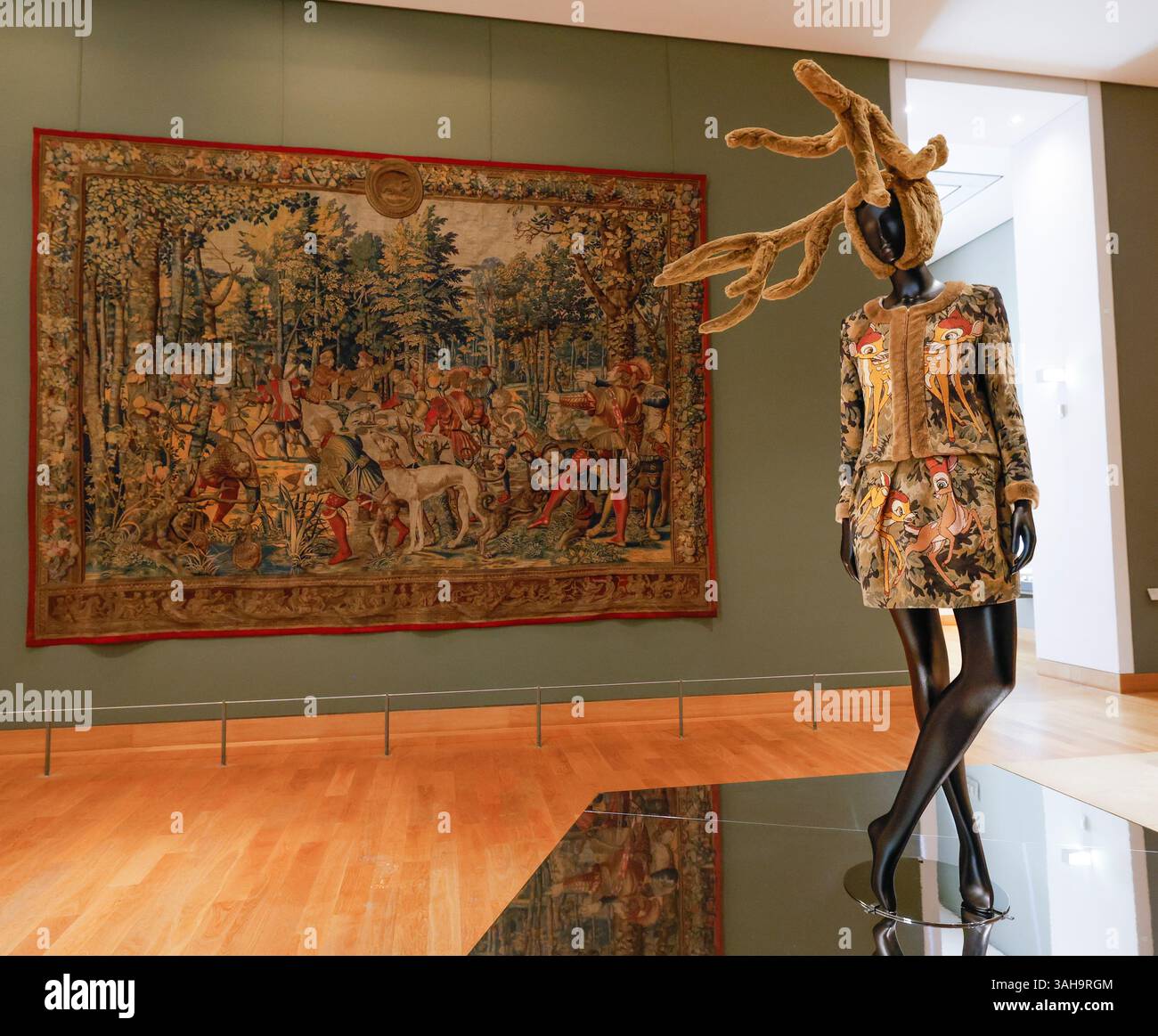 LOUVRE COUTURE ART AND FASHION EXHIBITION PARIS Stock Photo - Alamy