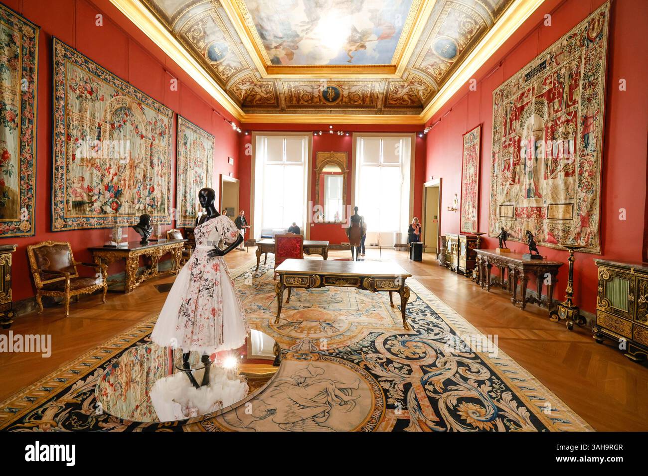 LOUVRE COUTURE ART AND FASHION EXHIBITION PARIS Stock Photo - Alamy