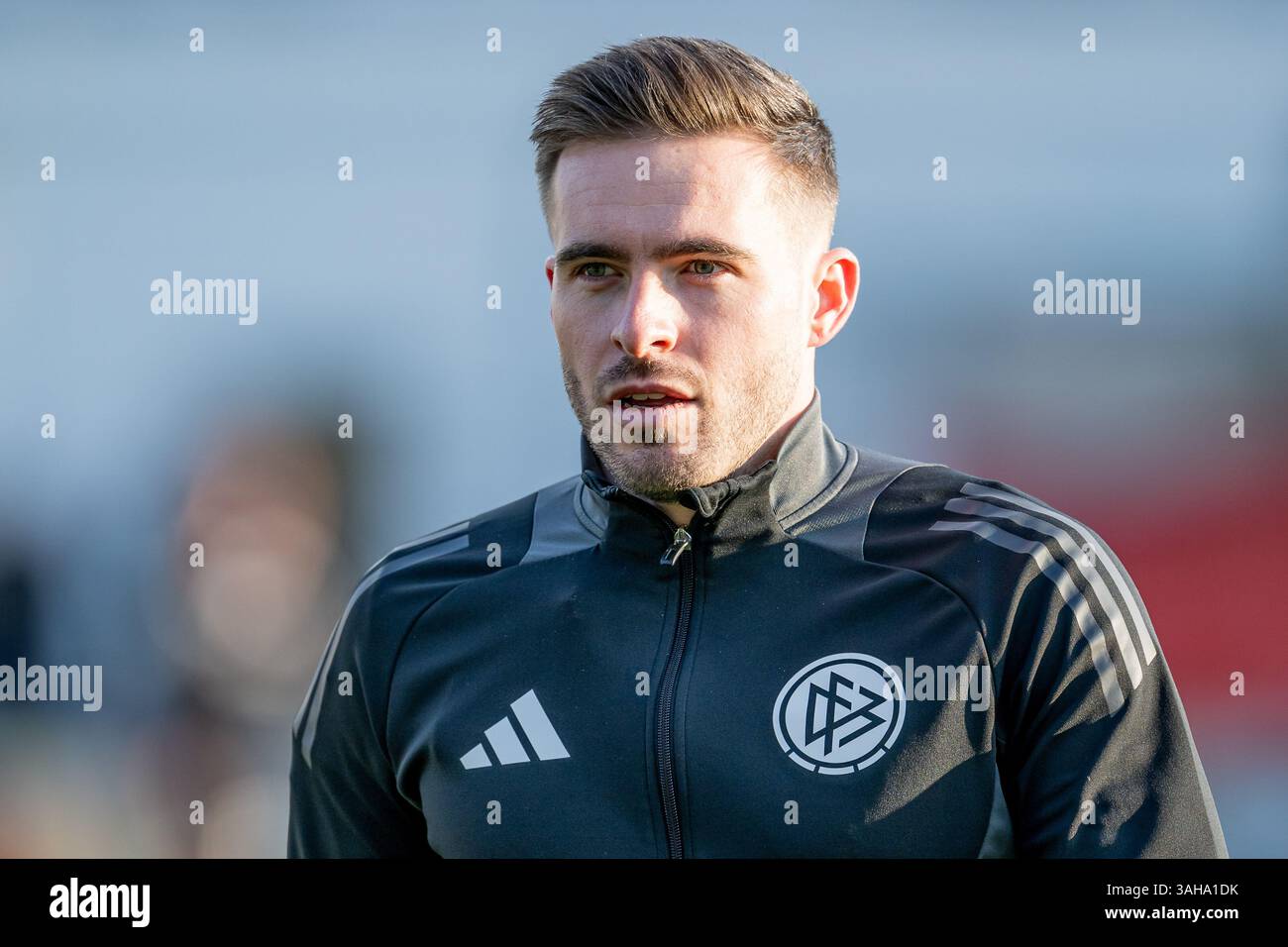 Muenchen, Deutschland. 09th Apr, 2025. Tom Bauer (Schiedsrichter) beim ...