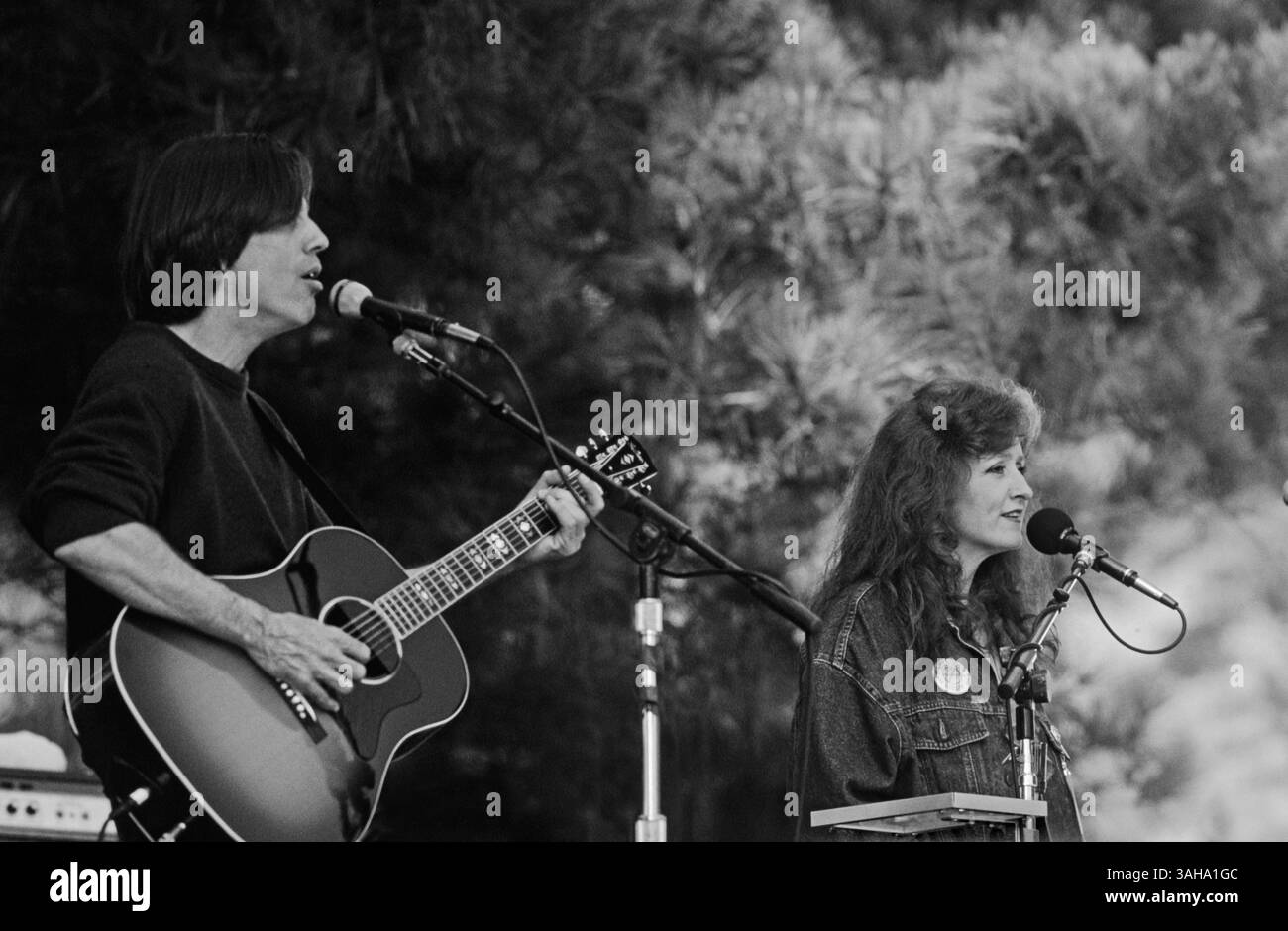 BONNIE RAITT plays GUITAR and sings with JACKSON BROWN at the annual ...