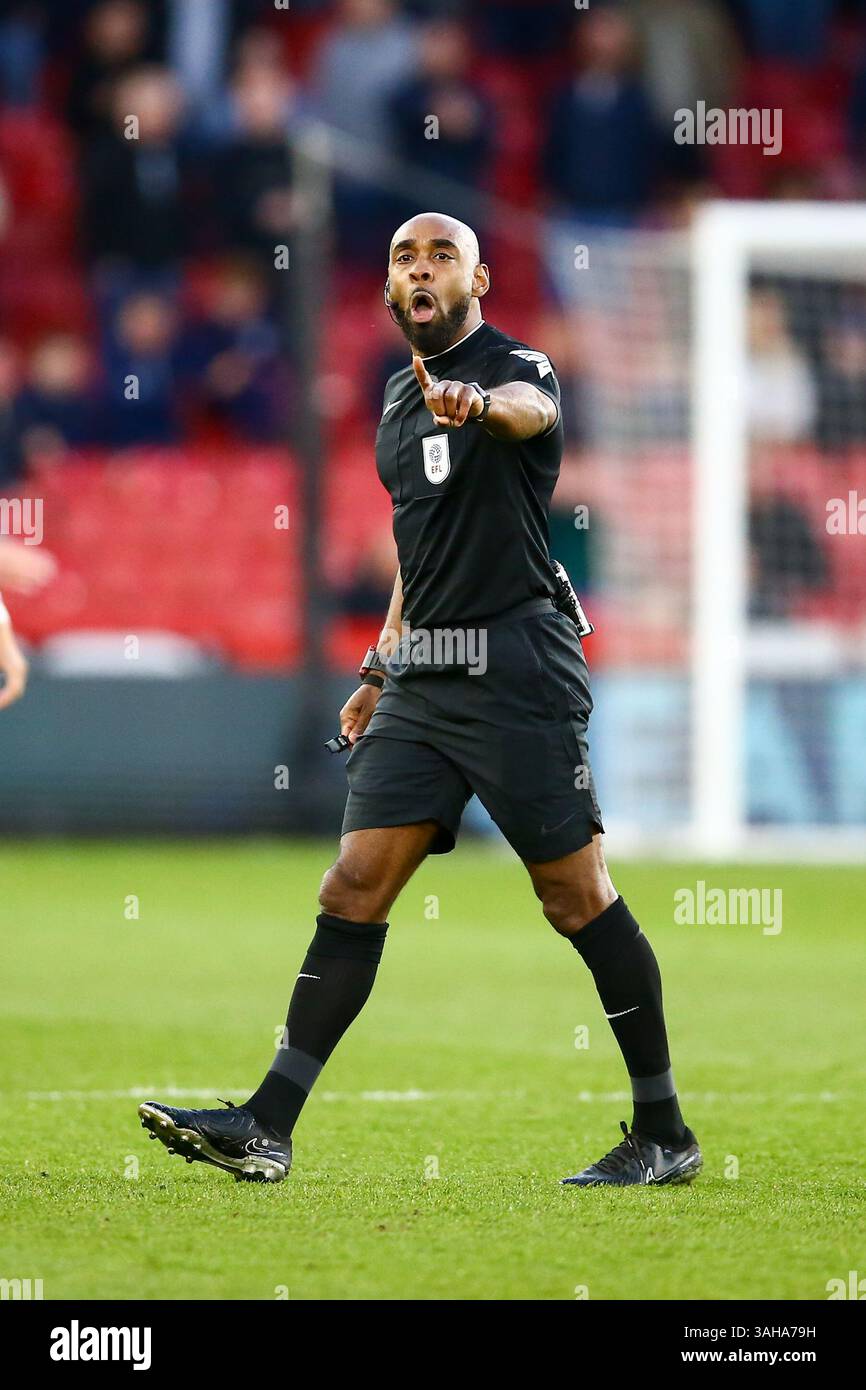 Bramall Lane, Sheffield, England - 8th April 2025 Referee Sam Allison ...