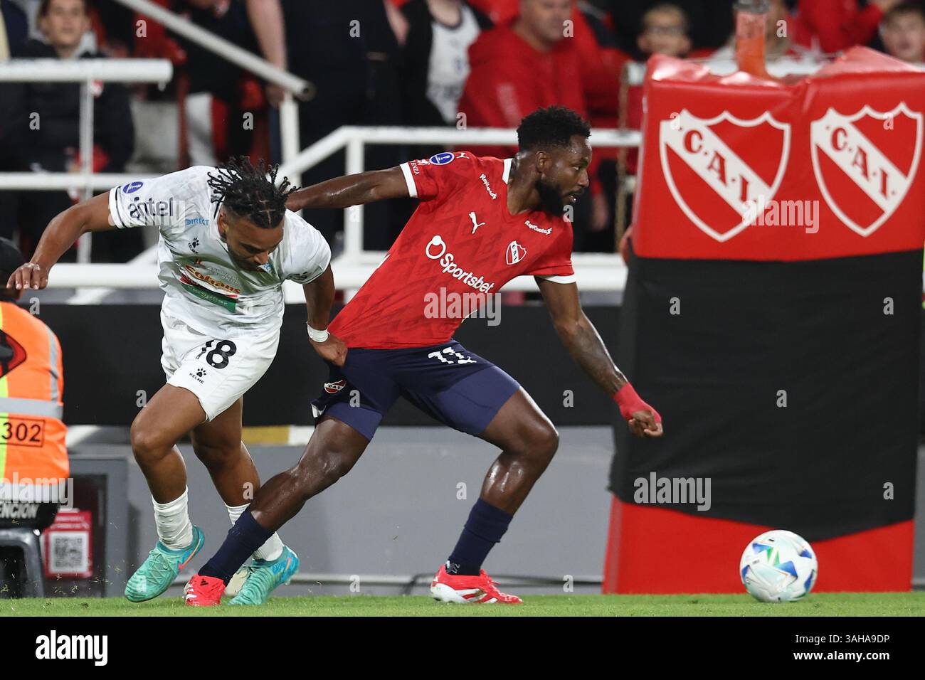 Independiente's Colombian defender Alvaro Angulo (R) controls the ball ...