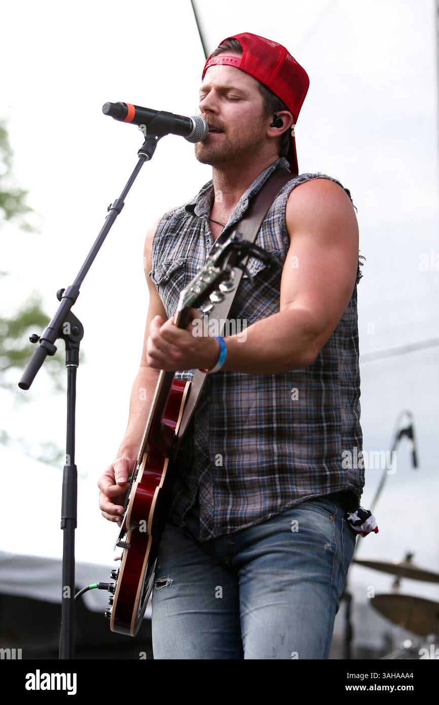 April 18, 2015 - Arlington, Texas, United States - Singer Kip Moore ...