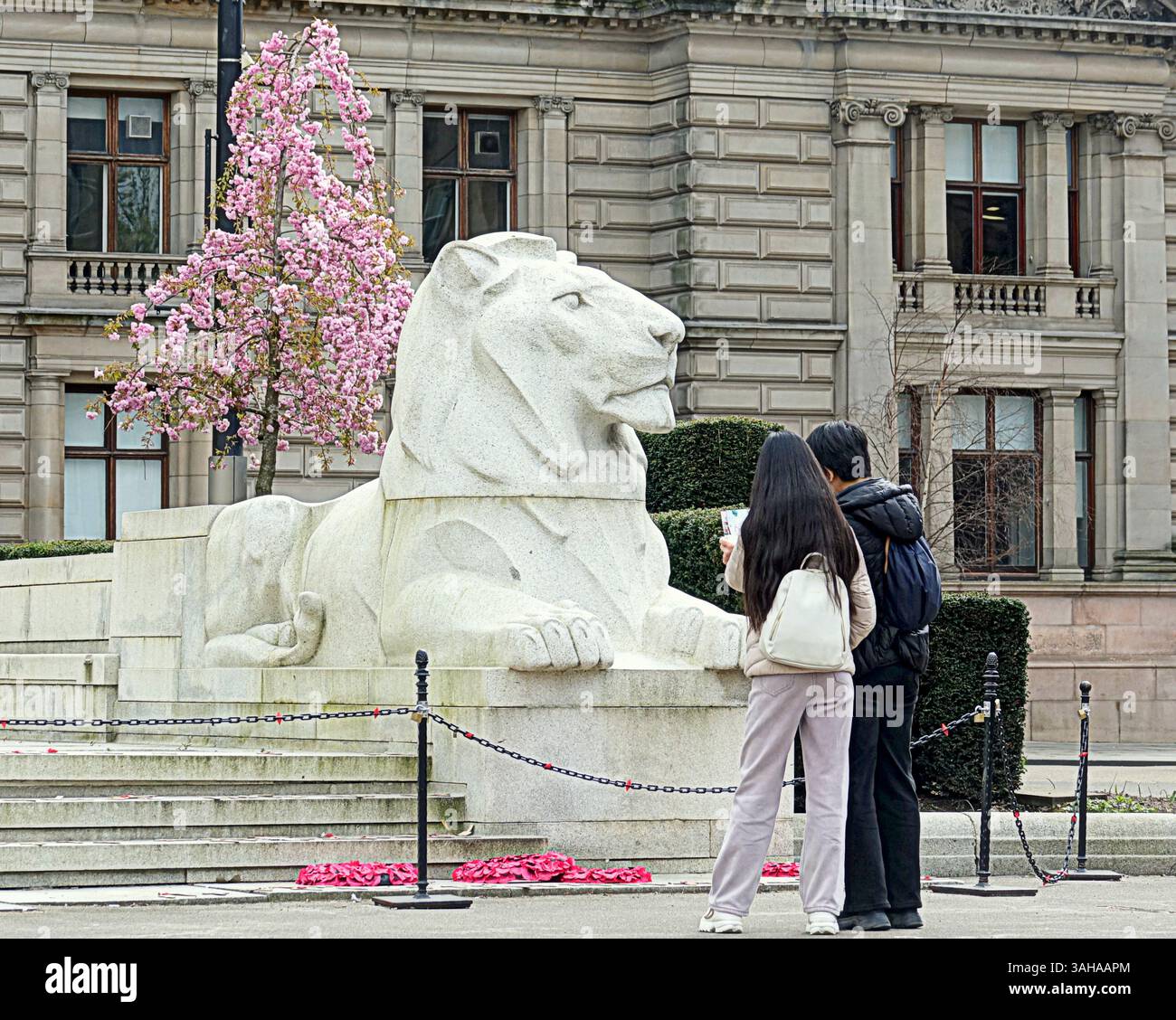 Glasgow, Scotland, UK. 9th April, 2025. UK Weather: Spring sees summer ...