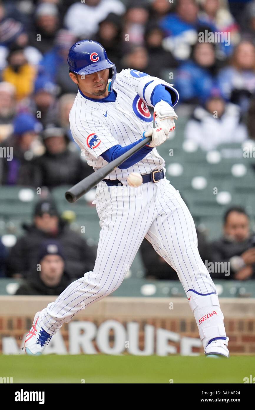 Chicago Cubs designated hitter Seiya Suzuki (27) hits a triple during ...