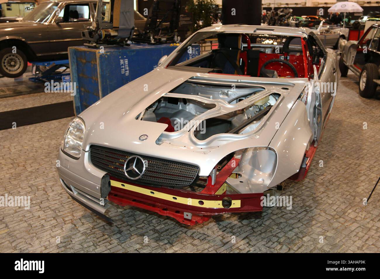 Technik-Ecke der Mercedes-Benz Markenclubs mit Schnittmodell des ersten ...