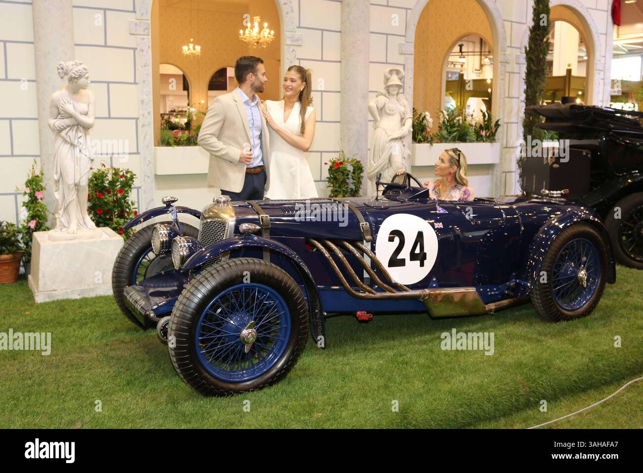 Models posieren im Rahmen eines Pressetermins mit dem Riley 1 Â½ Litre ...