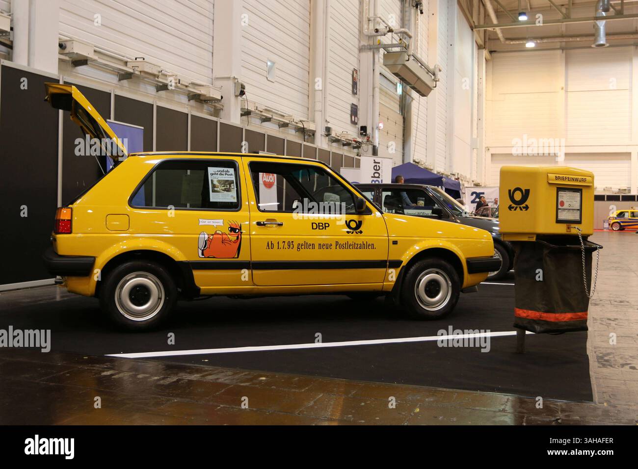 VW Post Golf Postgolf, Baujahr 1989, Farbe: Ginstergelb ...