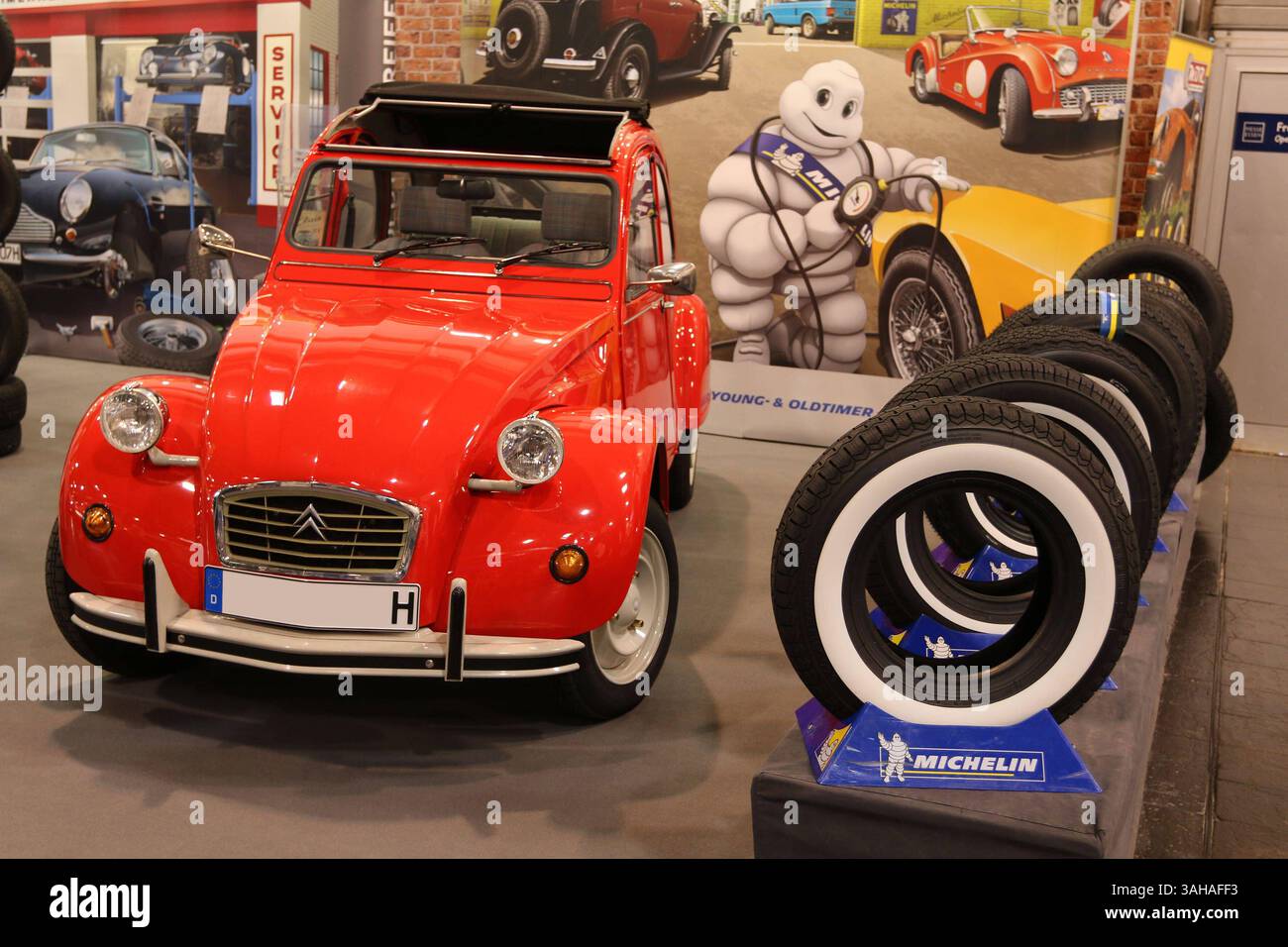 Michelin Reifen Weisswandreifen neben Citroen 2CV Ente mit H ...
