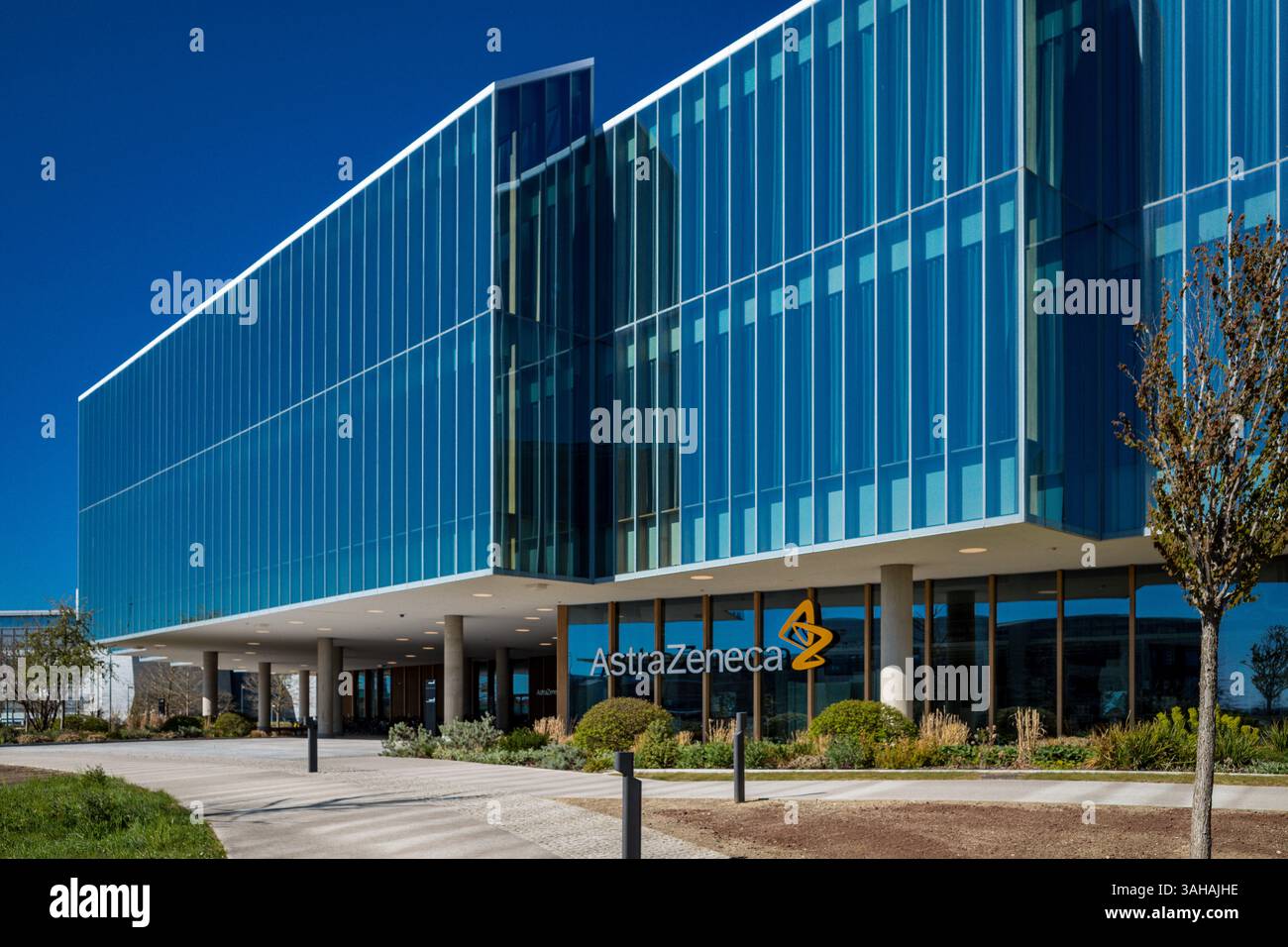 AstraZeneca Global HQ on the Cambridge Biomedical Campus. The building ...
