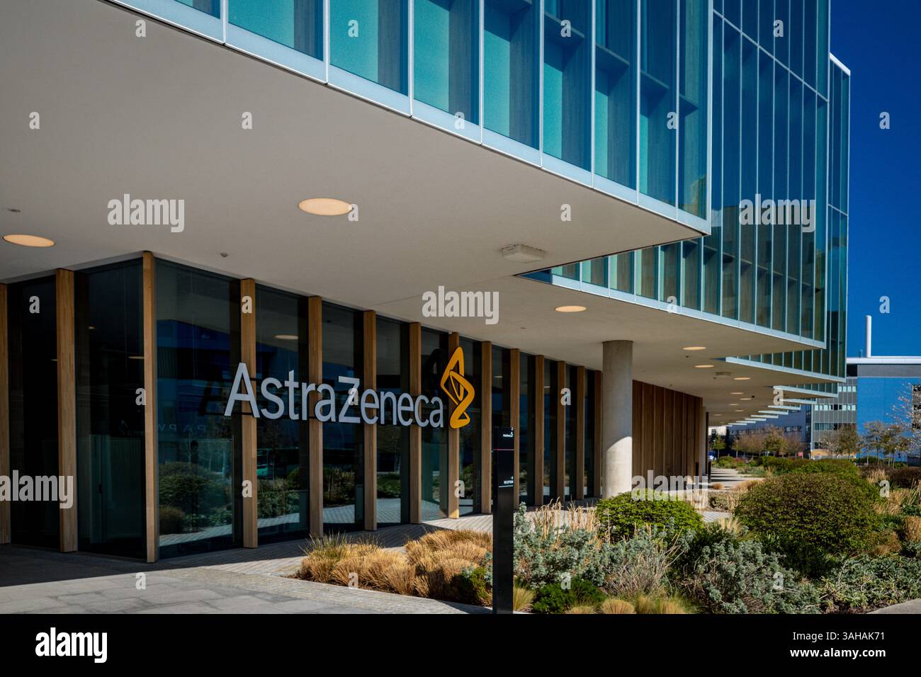 AstraZeneca Global HQ on the Cambridge Biomedical Campus. The building ...