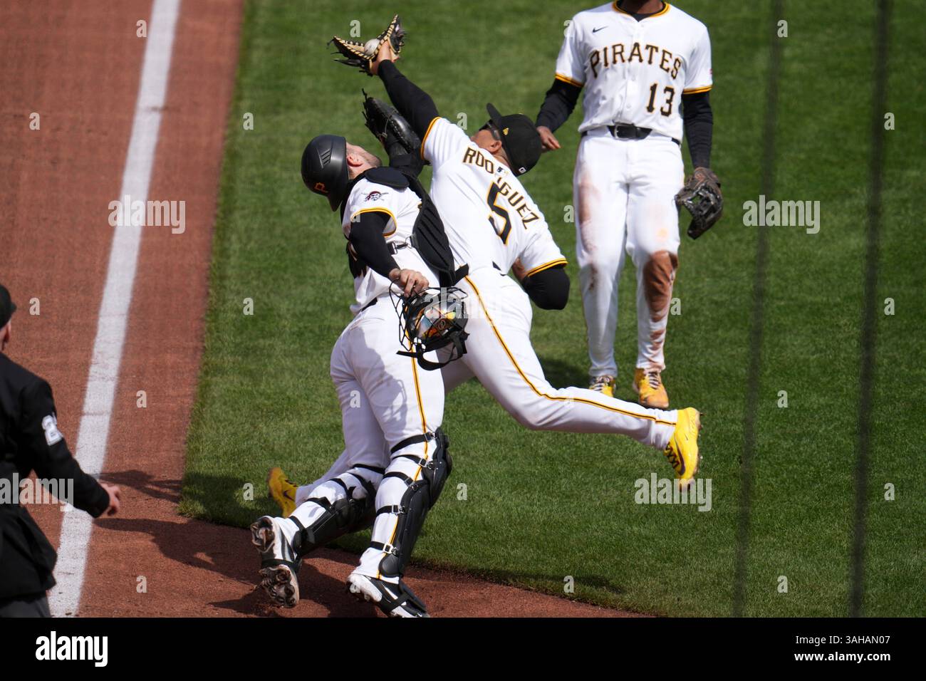 Pittsburgh Pirates first baseman Endy Rodríguez (5) drops the ball as ...