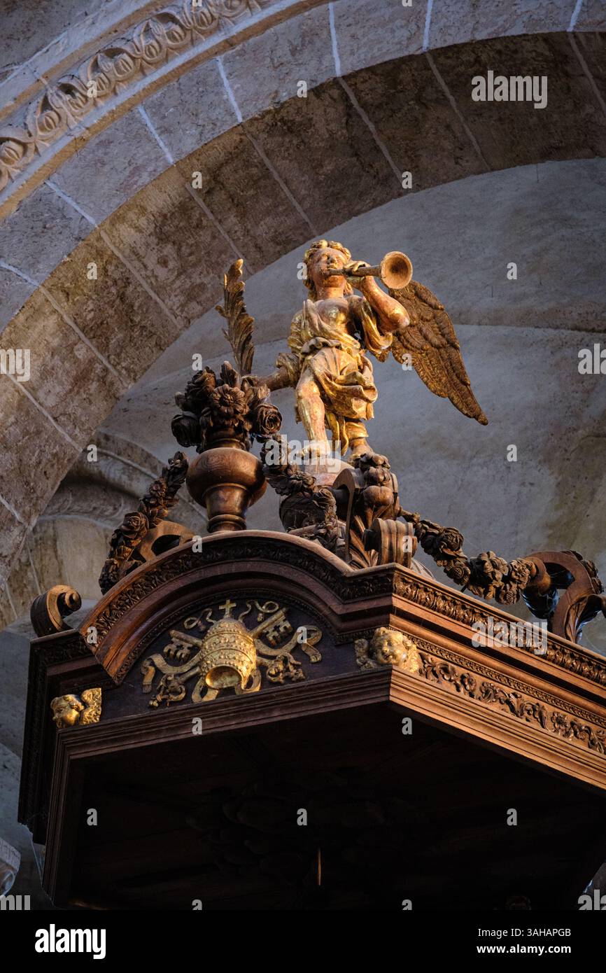 Trumpet angel hi-res stock photography and images - Alamy